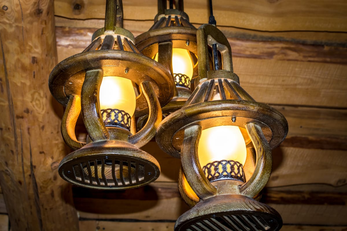 Antique Oil Lamps: Identification & Value Guide (With Types)
