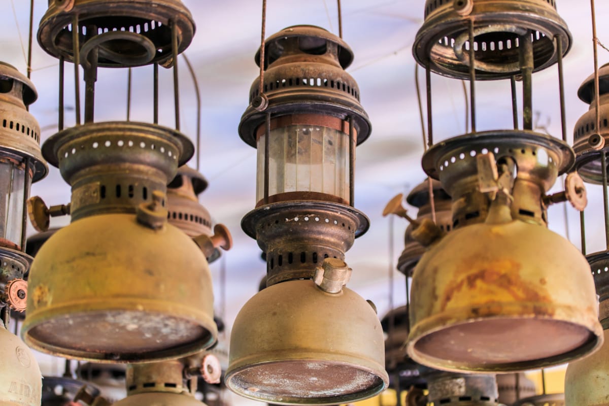 Antique Oil Lamps: Identification & Value Guide (With Types)