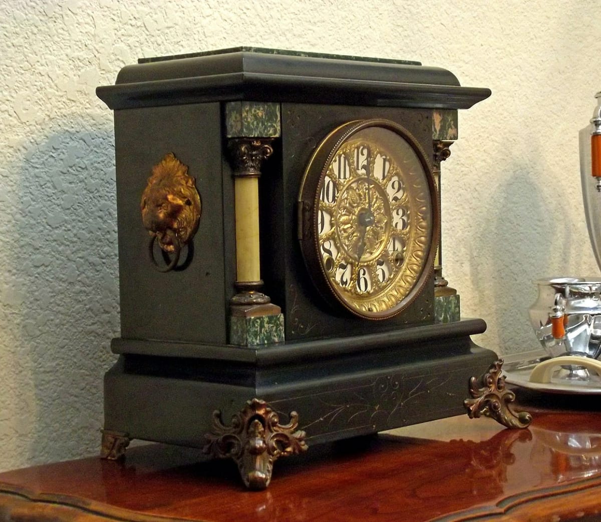 Antique Mantel Clocks Identification & Value: Expert Guide
