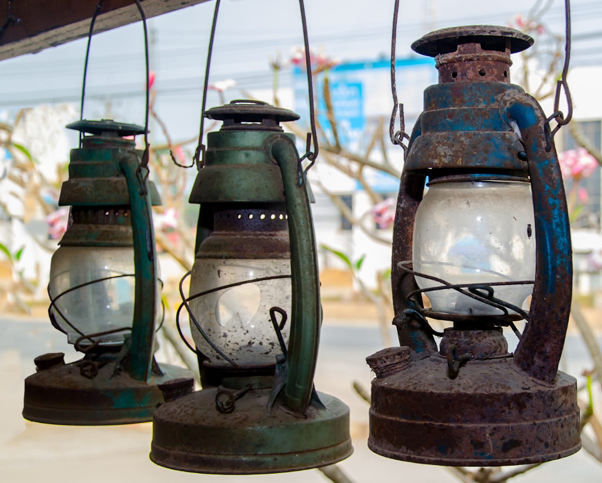 Antique Oil Lamps: Identification & Value Guide (With Types)