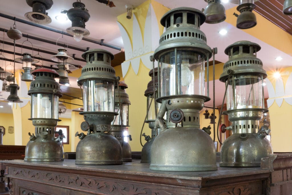 Vintage Military Pins: Identification & Value (Expert Guide)