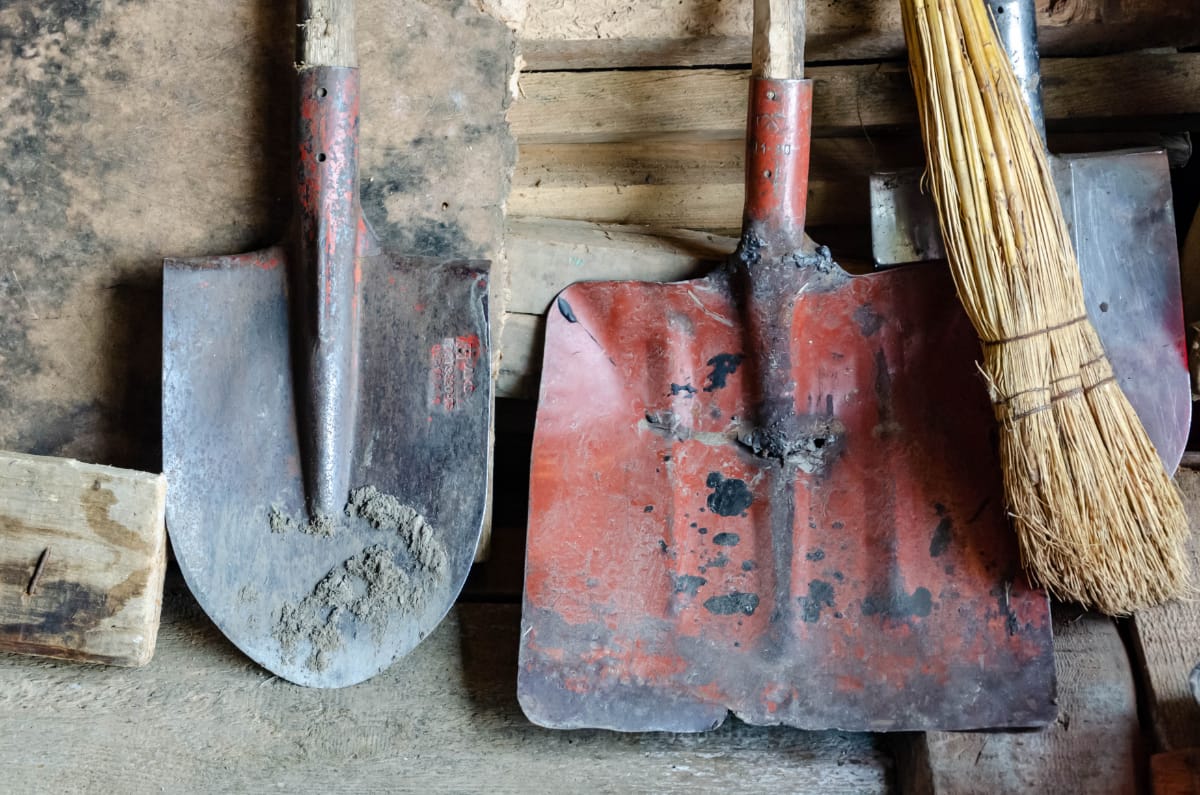 How to Identify & Value Antique Shovels (Expert Guide)