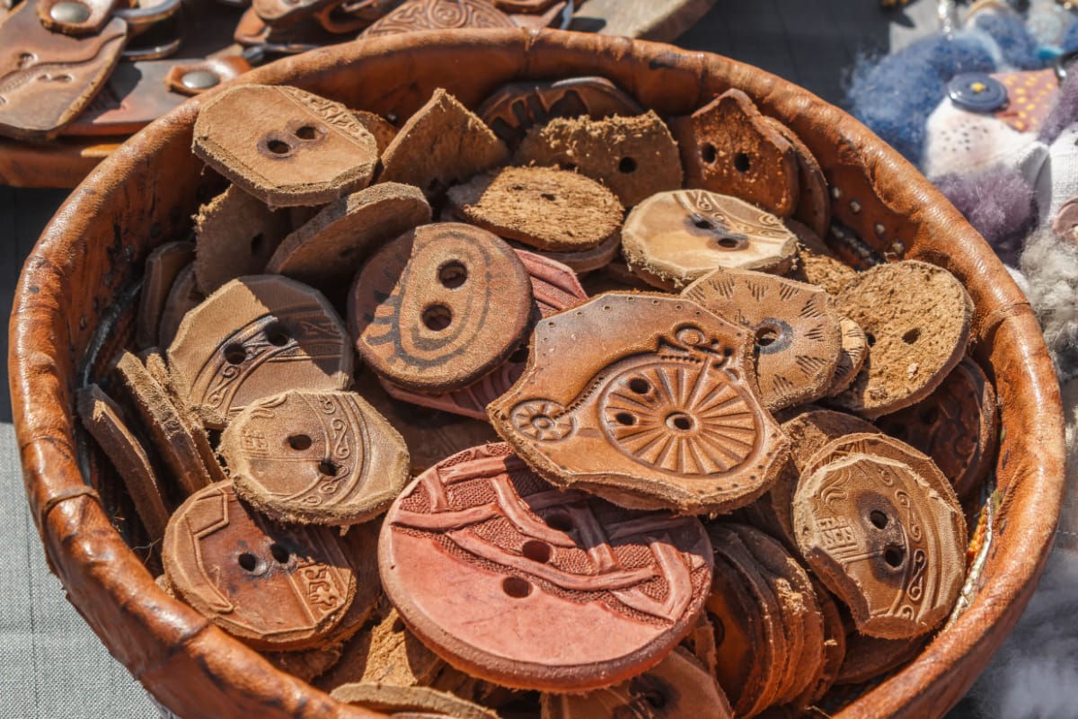 Antique Buttons Identification & Price Guide (With Rare Types)