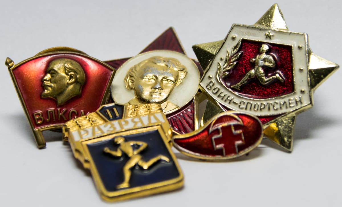 Vintage Military Pins: Identification & Value (Expert Guide)