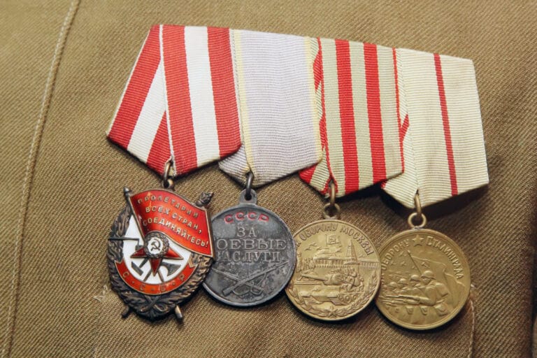 Vintage Military Pins: Identification & Value (Expert Guide)