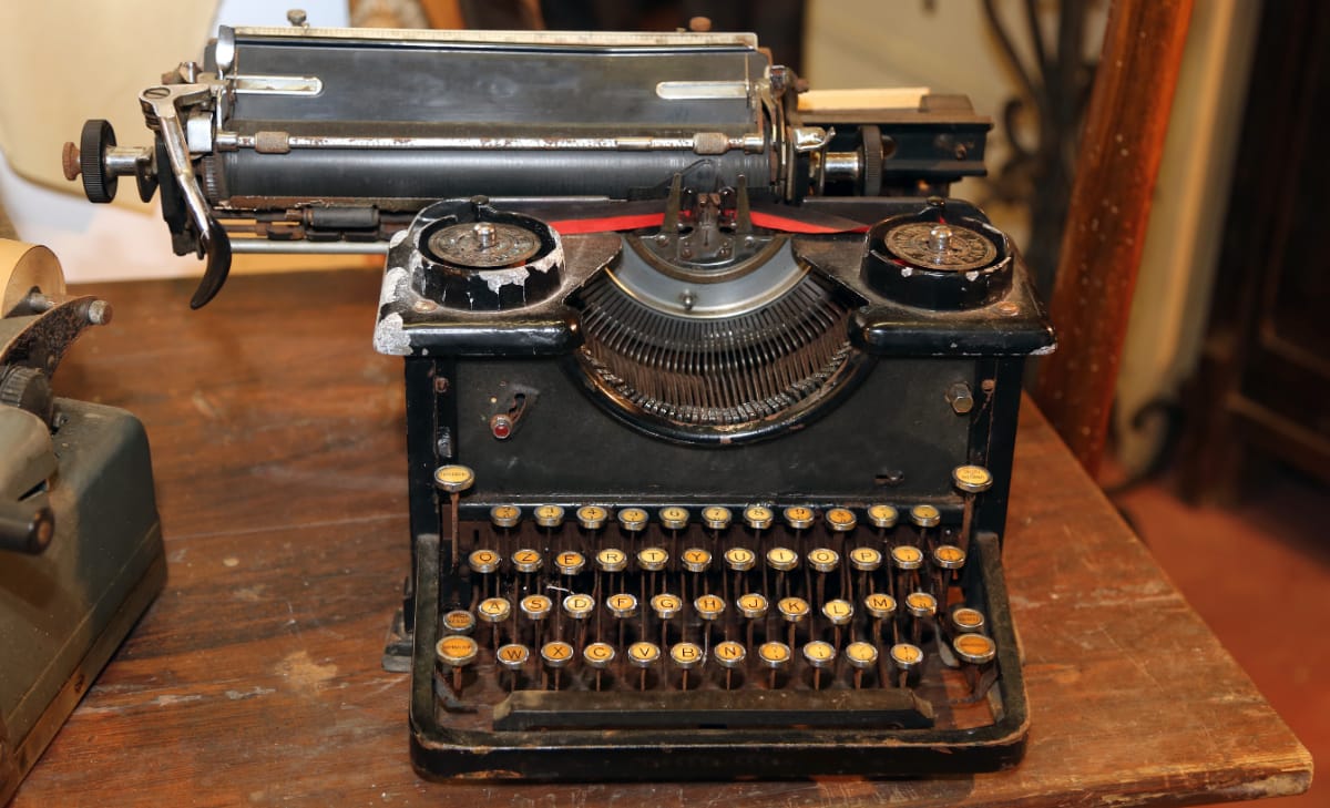 Antique Typewriter: Value & Identification Guide (With Types)