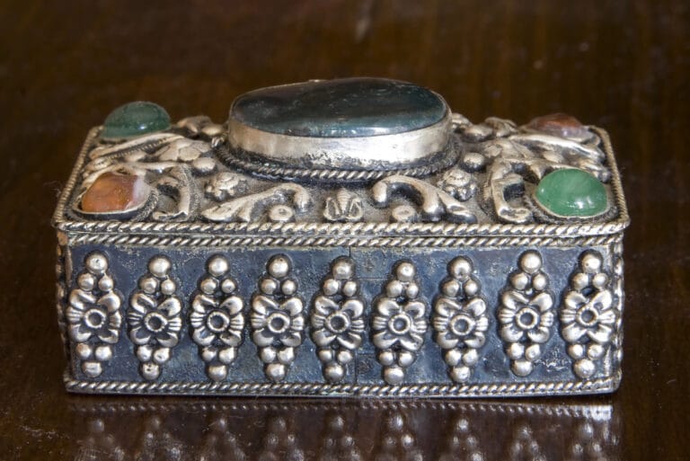 How to Identify Valuable Vintage Jewelry Boxes? (11 Rare Finds)
