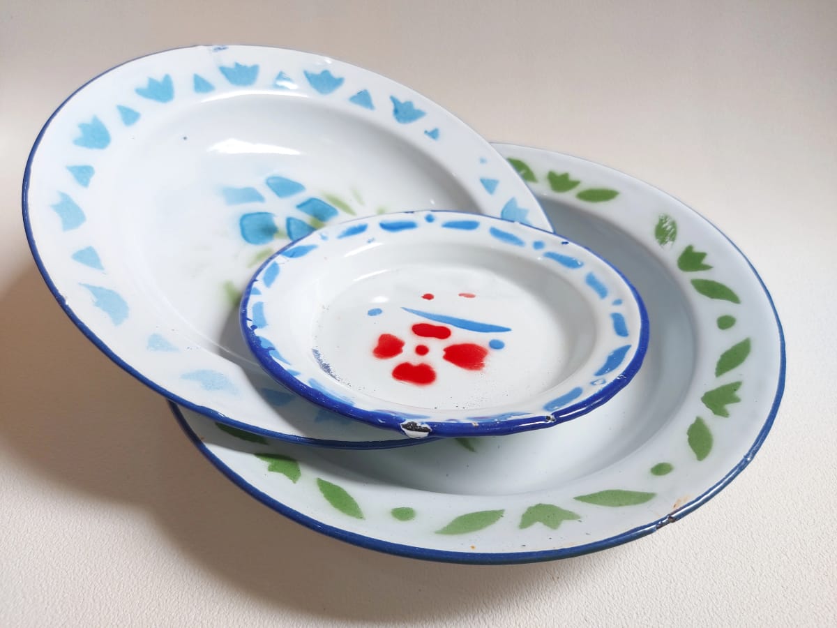 Identifying & Valuing Vintage Enamelware (With Rare Examples to Find)