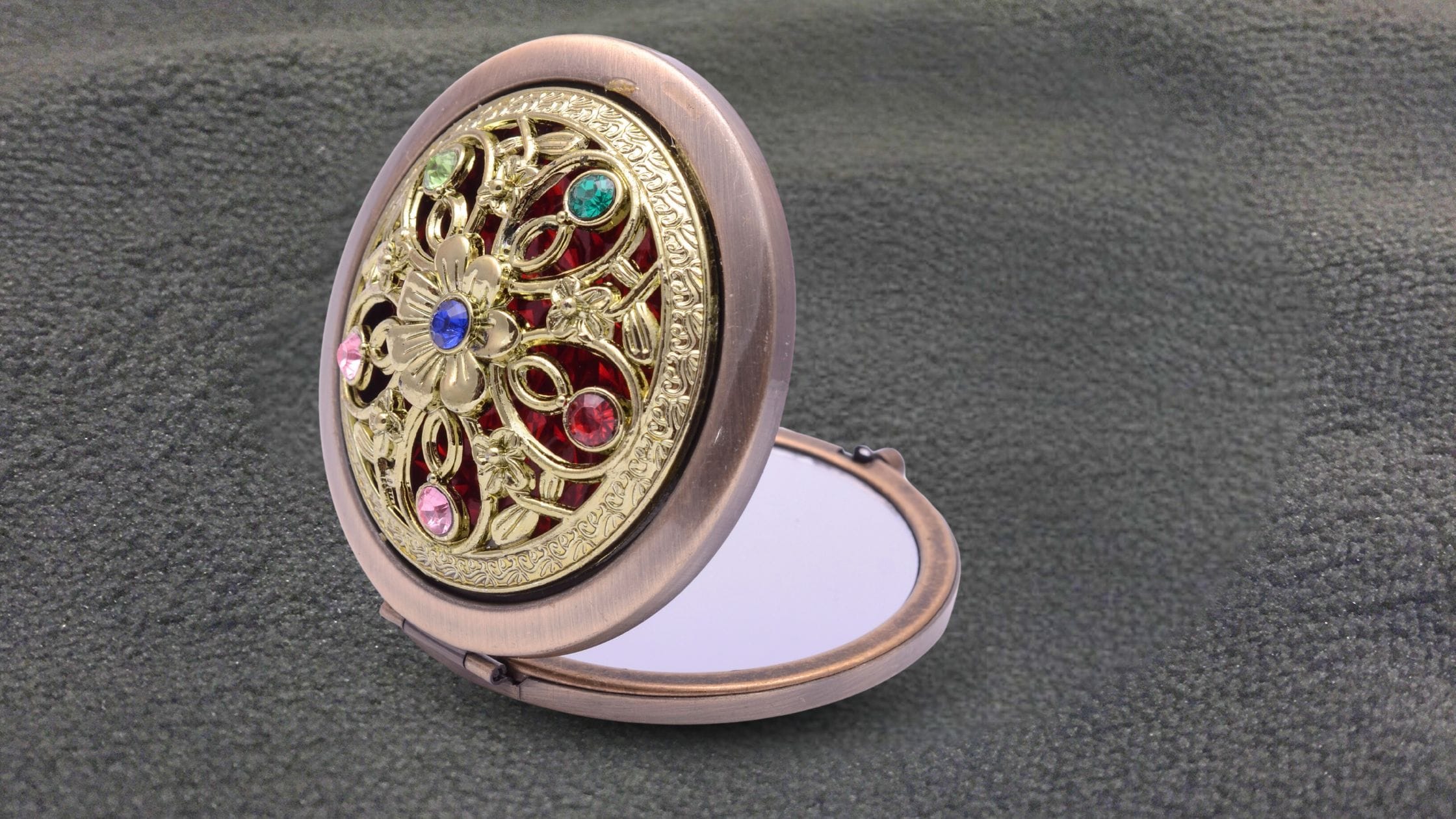 Identifying Valuable Vintage Compact Mirrors (With 12 Rare Finds)